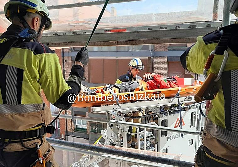 Tres operarios heridos al caer un andamio desde un cuarto piso en Durango | El Correo